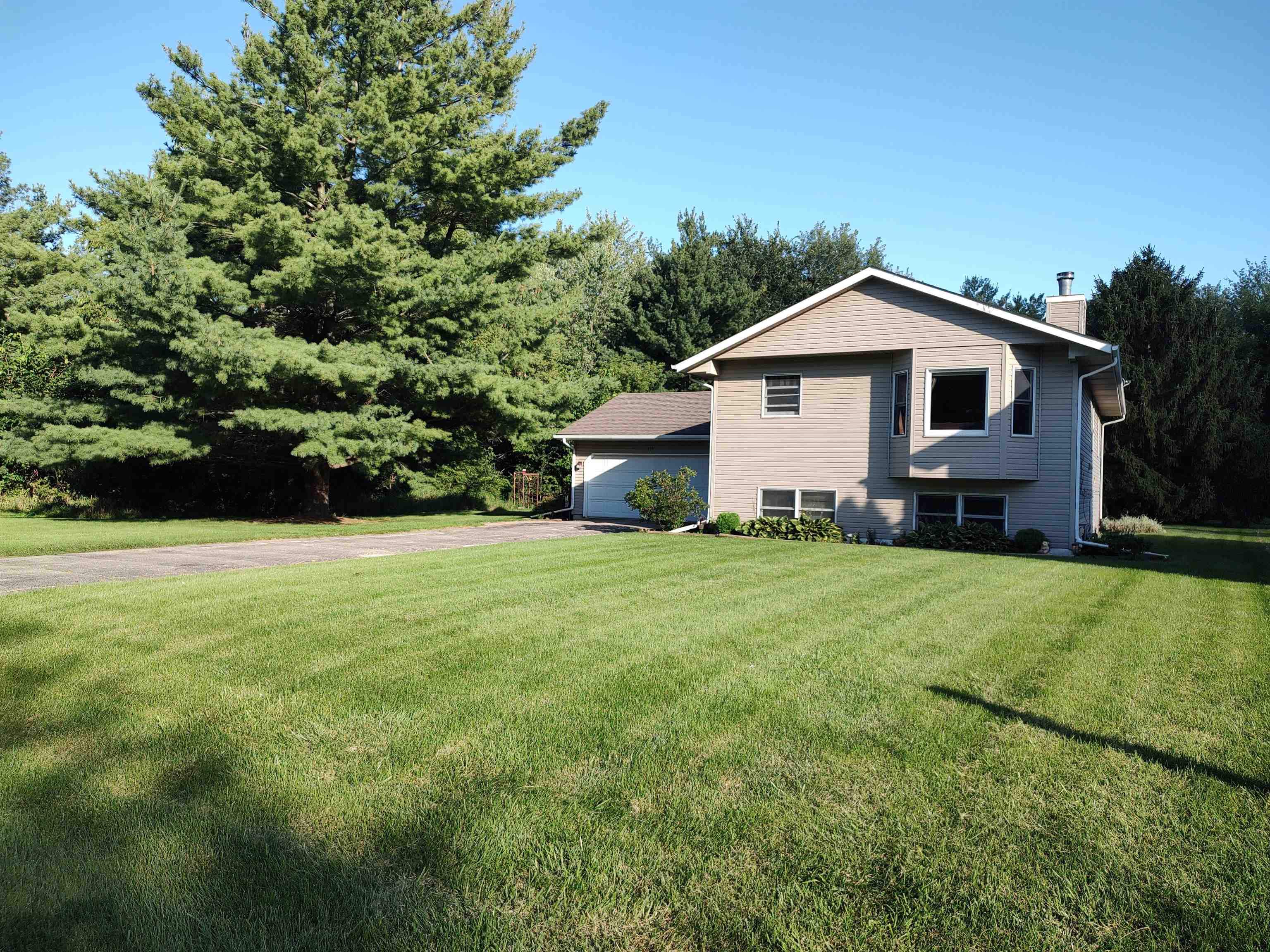 135 SE Liverpool Drive, Poplar Grove, IL 61065 | MLS # 202505303